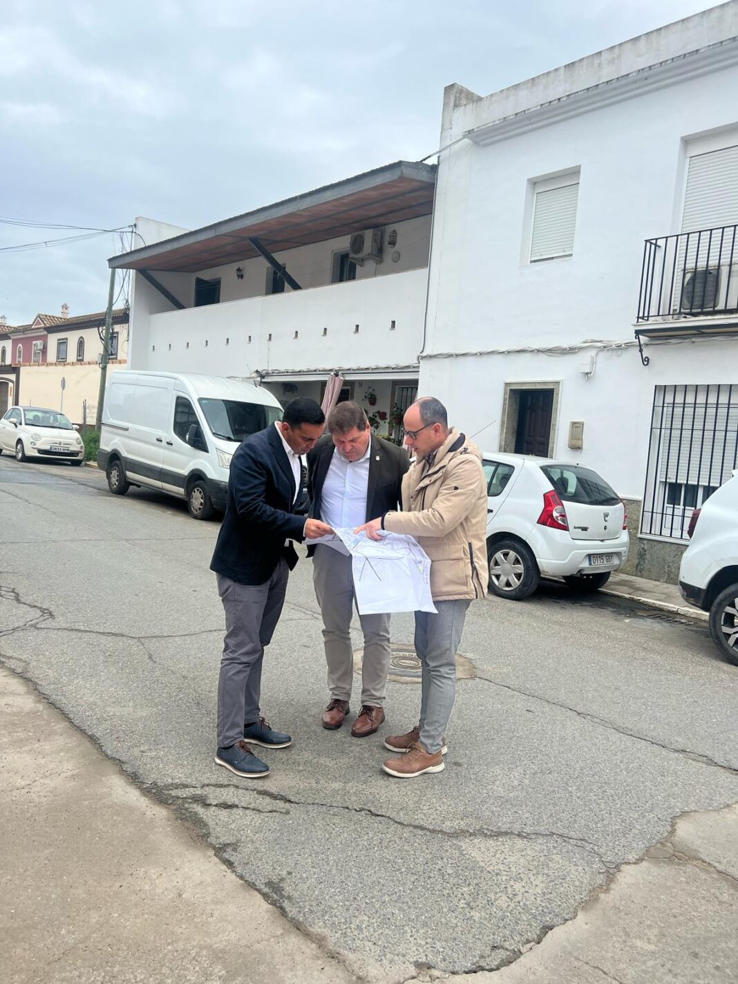 Gonzalo Domínguez y el alcalde de Villaverde del Río repasan la agenda ...